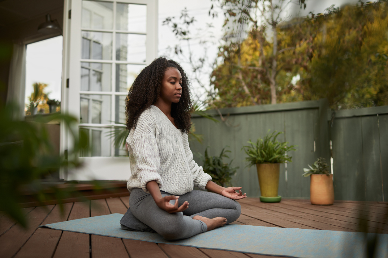 AMIRA-Welt - Magazin - Self-Care: Durch Meditation zu mehr Achtsamkeit